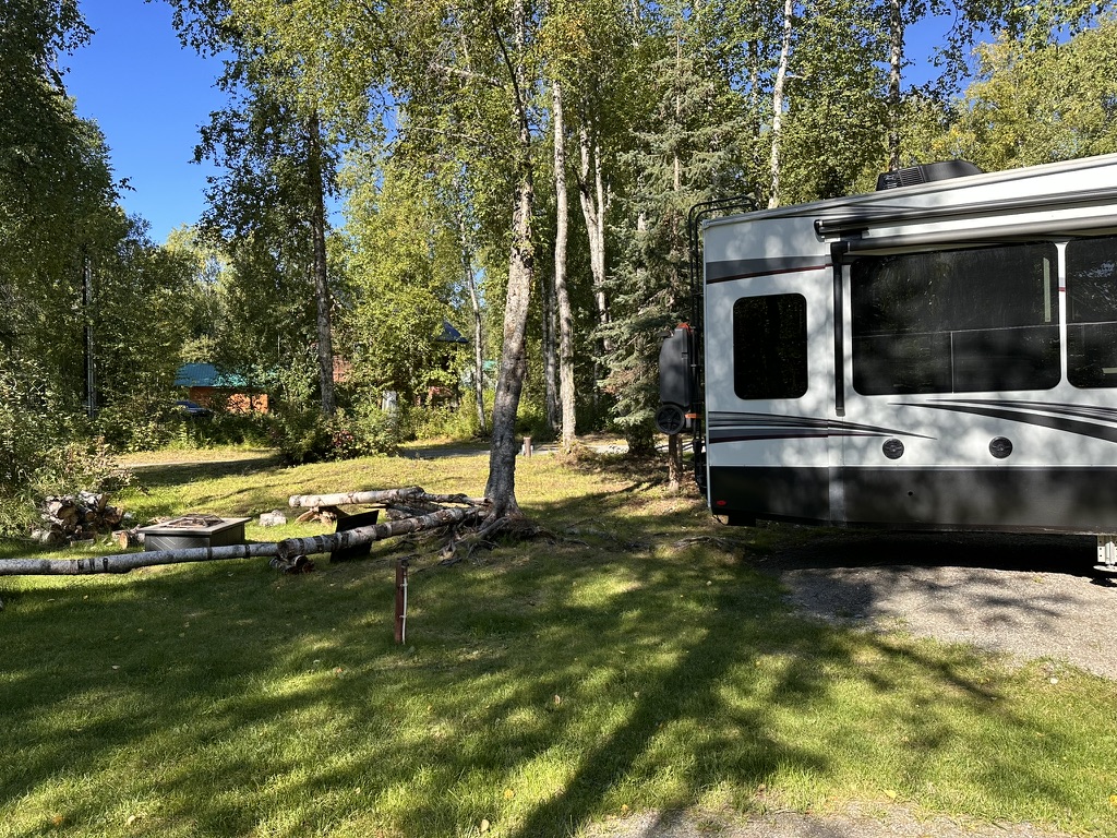 Woodpecker RV Retreat – Cocktails & Campfires